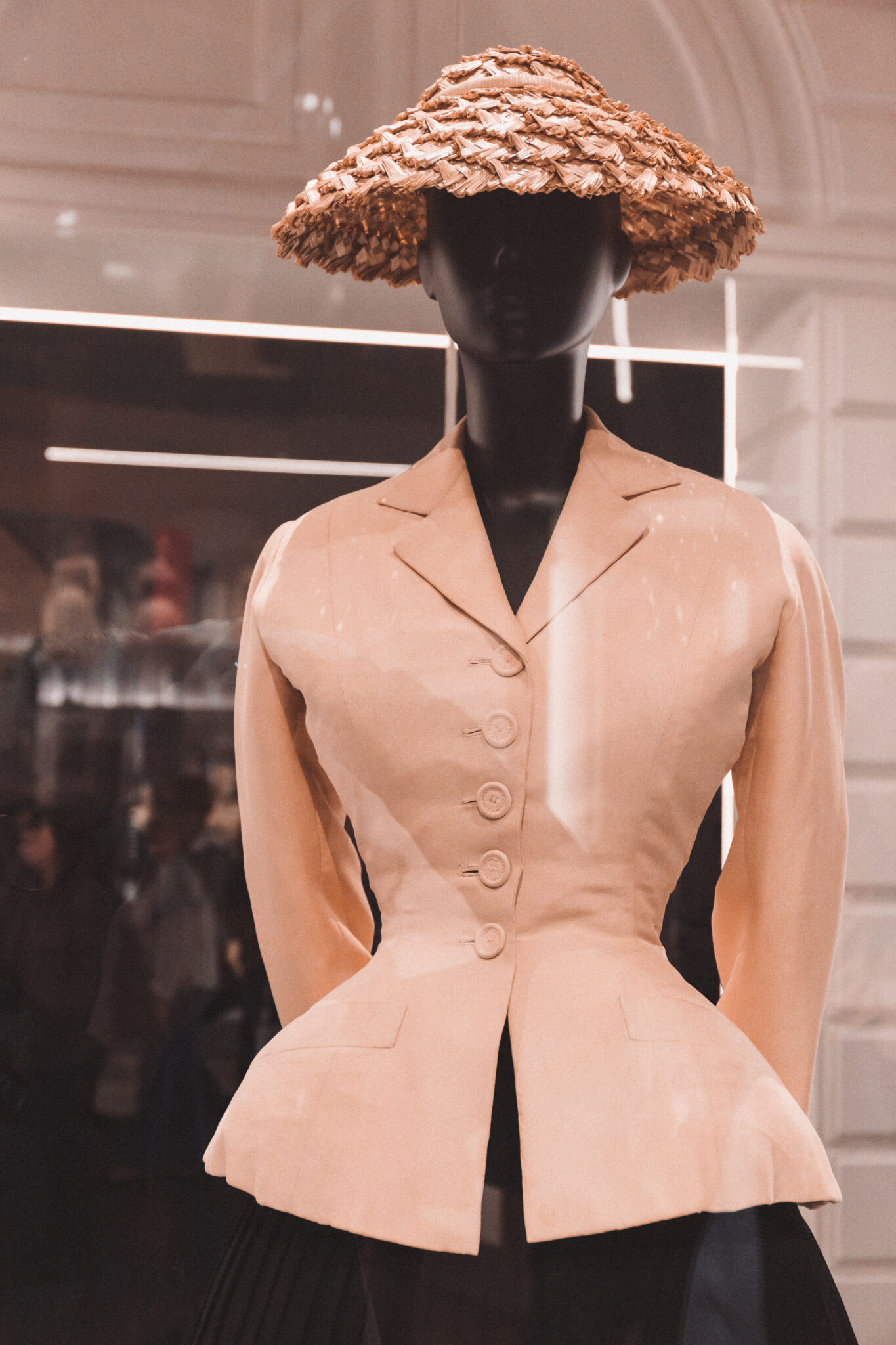 Un sogno ad occhi aperti. Christian Dior: Designer Of Dreams - Victoria ...